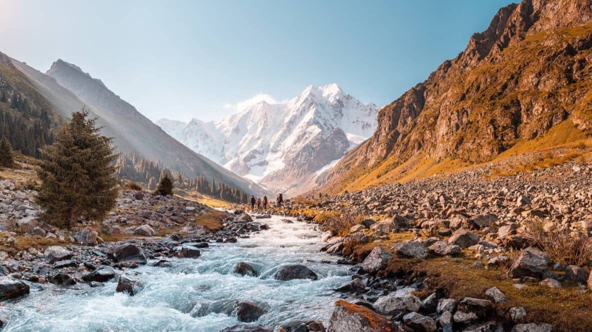 Горы Тянь-Шань безумная красота подножие гор и река