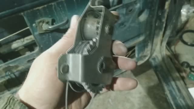 Замена ручного стеклоподъёмника в автомобиле ВАЗ 21214 Нива