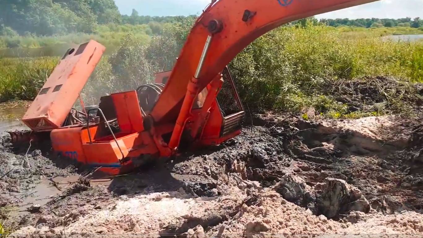 Экскаваторы застрявшие в болоте. Экскаваторы в грязи.