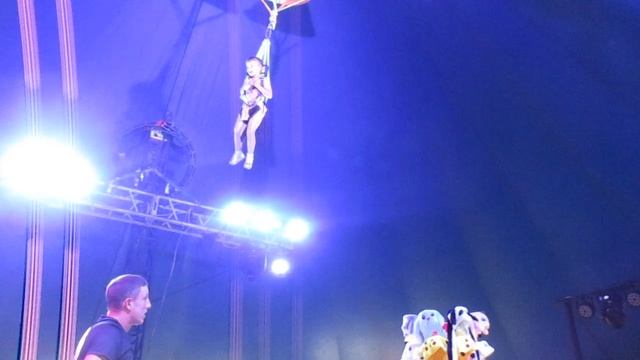 Поля летает в цирке