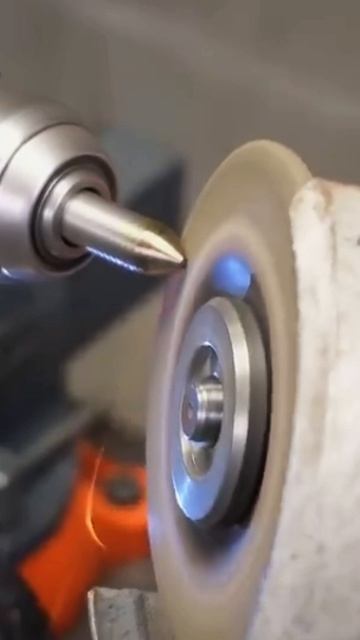 Пуансон для разметки металла с пружинным механизмом.