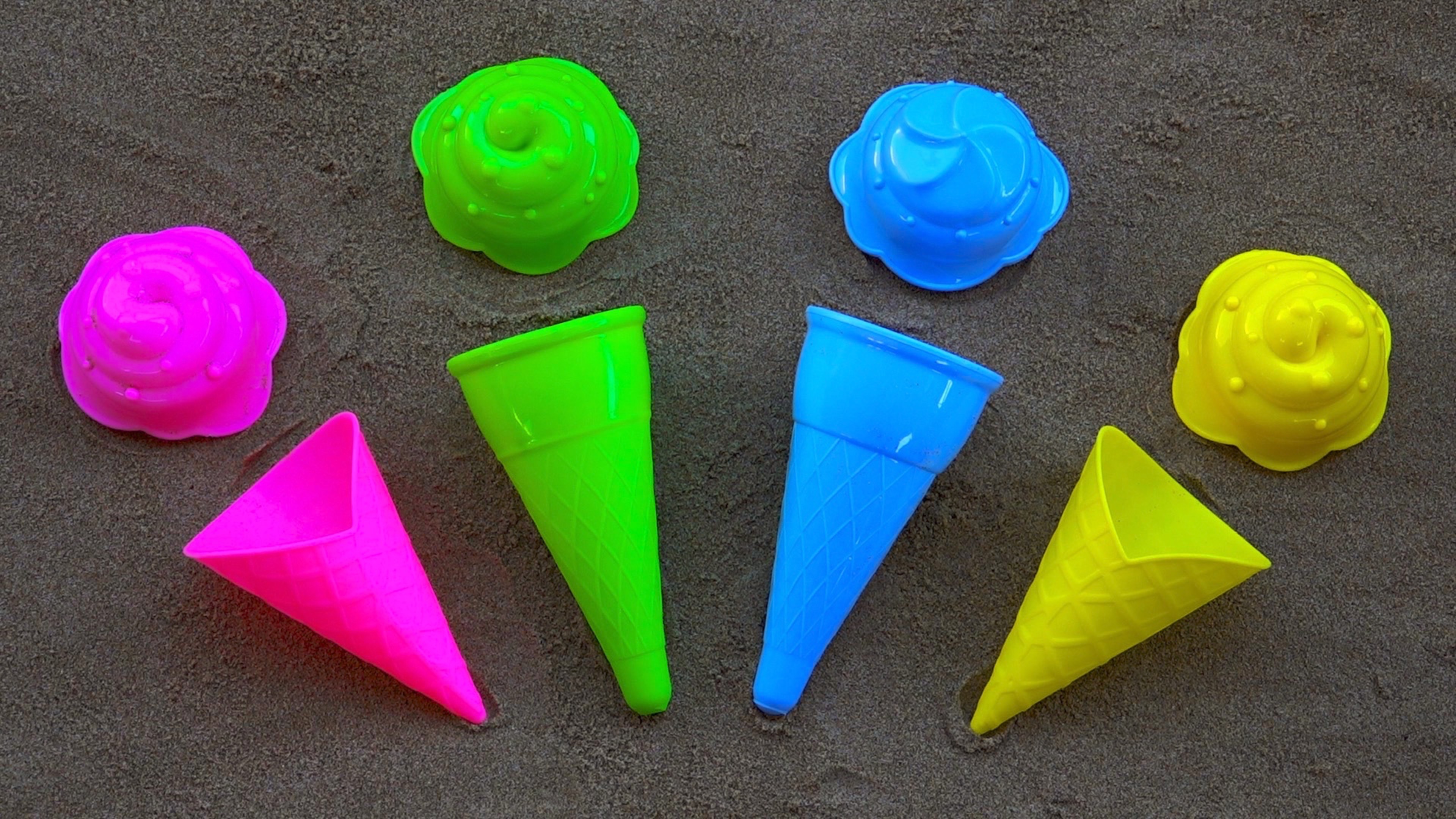 Учим цвета и цифры с цветным мороженным и разноцветными лопатками и игрушками для песка | Песенки