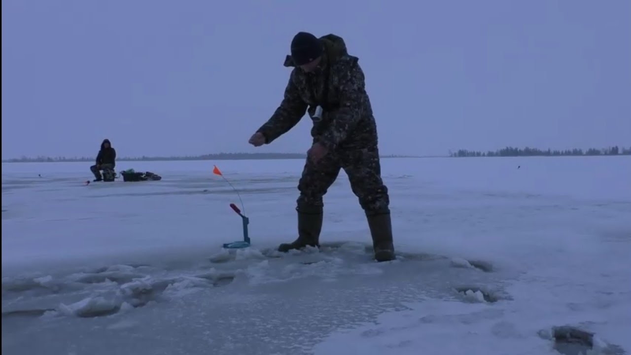 Ловим щук на жерлицы рядом с промоиной!! Да еще и провалились под лед!!!