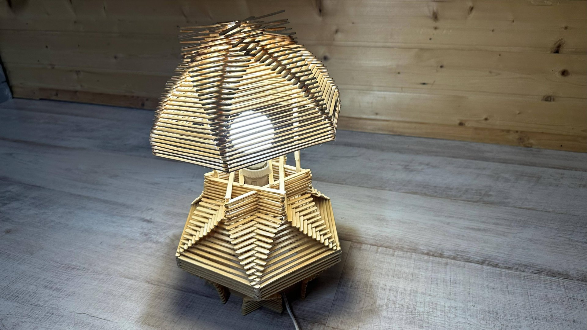 Лампа из палочек.