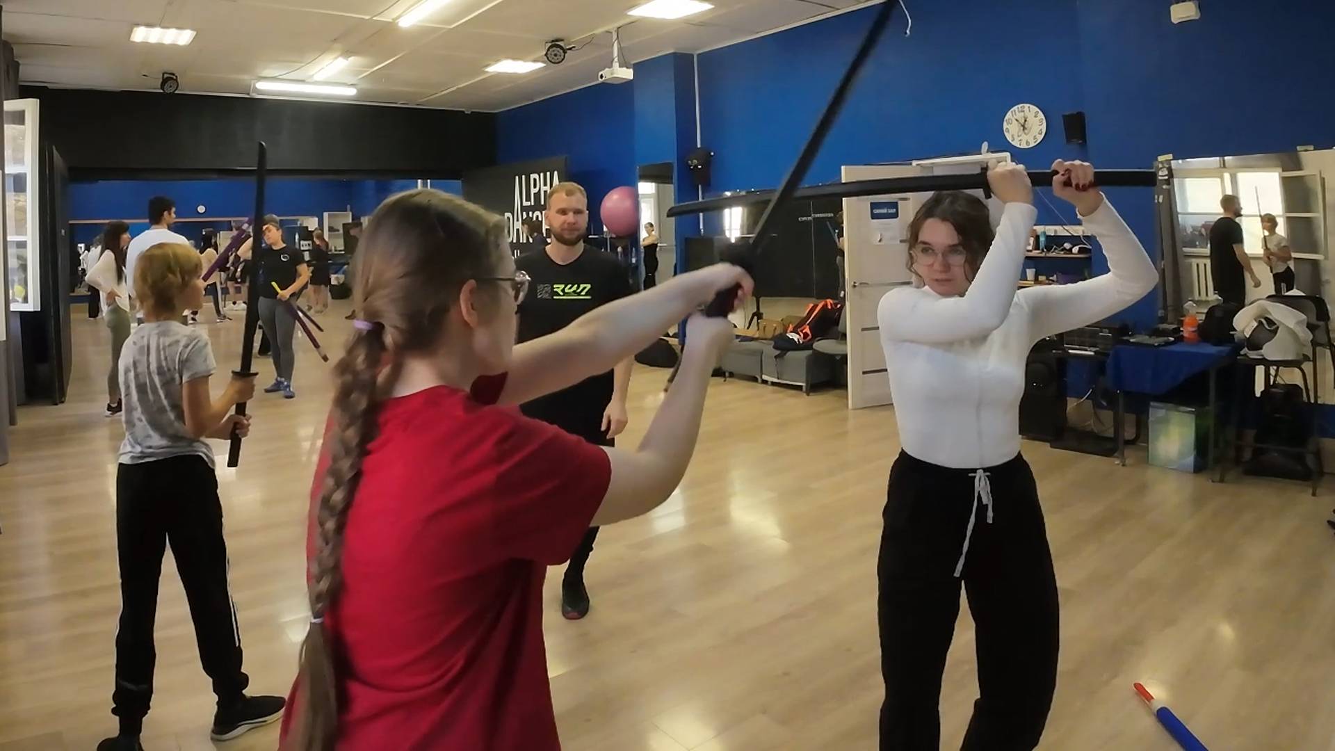 Тренировка по японскому фехтованию катаной - обучение мечу в школе кендзюцу Katana Club в октябре