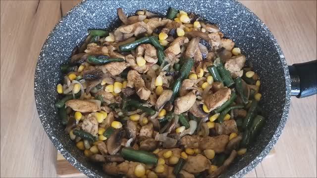 Теплый_салат_с_курицей,_грибами_и_стручковой_фасолью