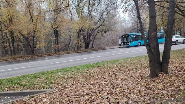 Автобус нефаз 5299 борт 192877, маршрут 687 и автобус ЛиАЗ 5292 борт 191815, маршрут 652