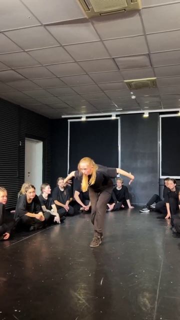 Лиза Строк в роли цапли на обучении актерскому мастерству в ВШЭ