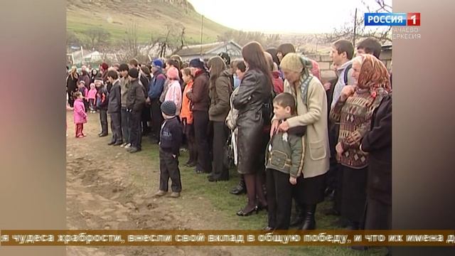 "Улица героя"  (на абазинском языке)"