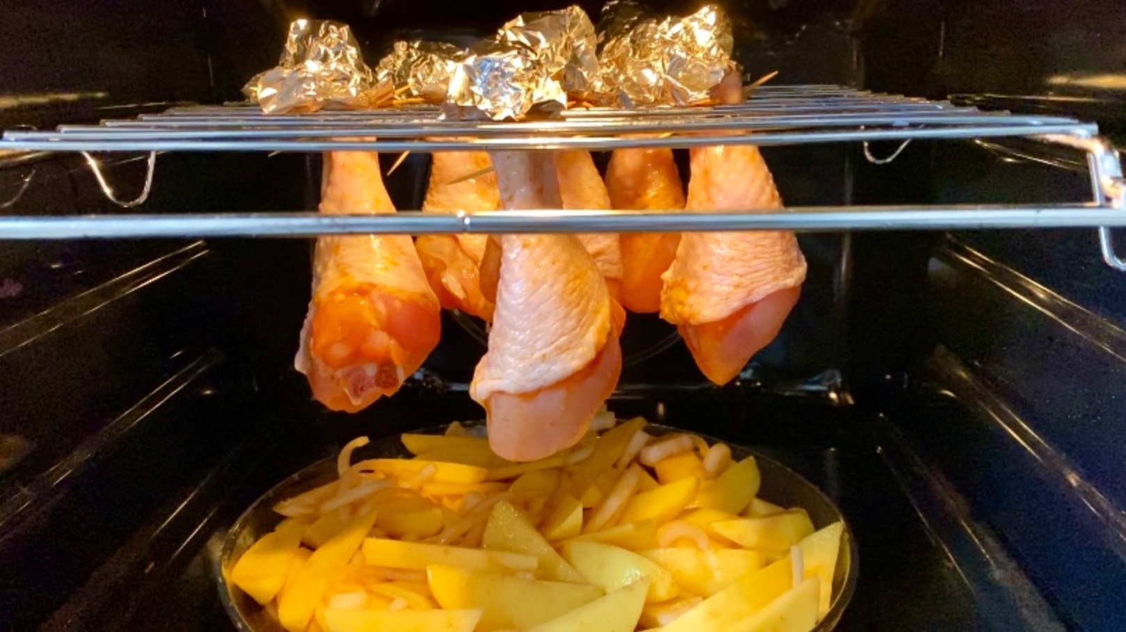 Научили готовить необычным способом куриной голени. Курица тает во рту, как масло