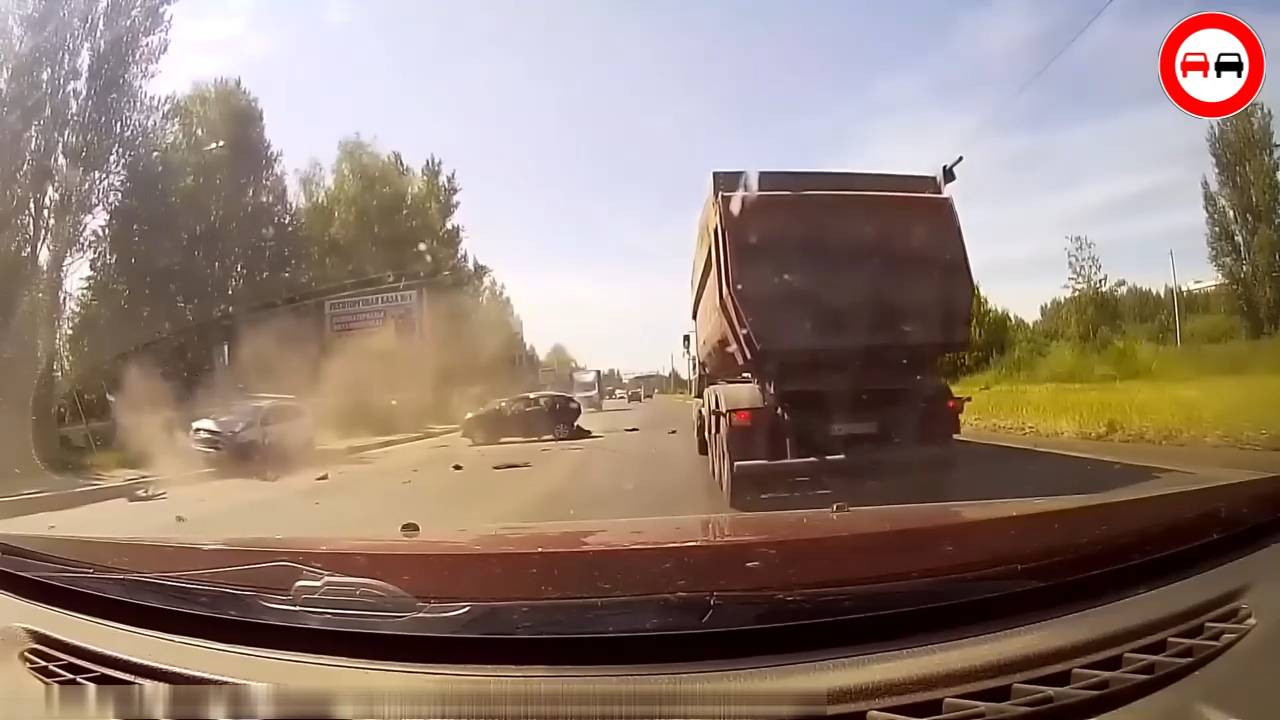 Берегись автомобиля! Аварии на дорогах. Осенние торопыги активизировались.