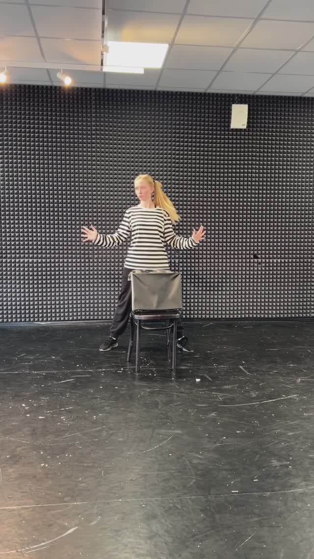 Лиза Строк. Актерский номер с чемоданчиком.