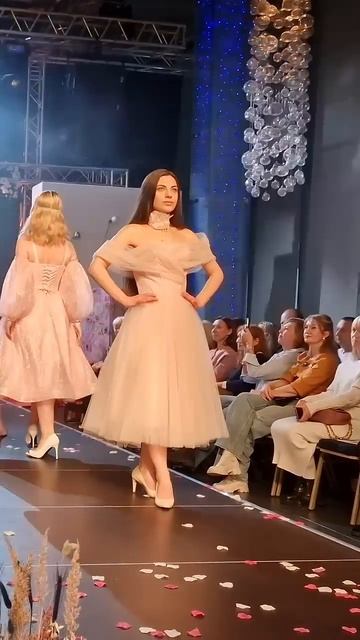 Поворот в дефиле на показе🕊️