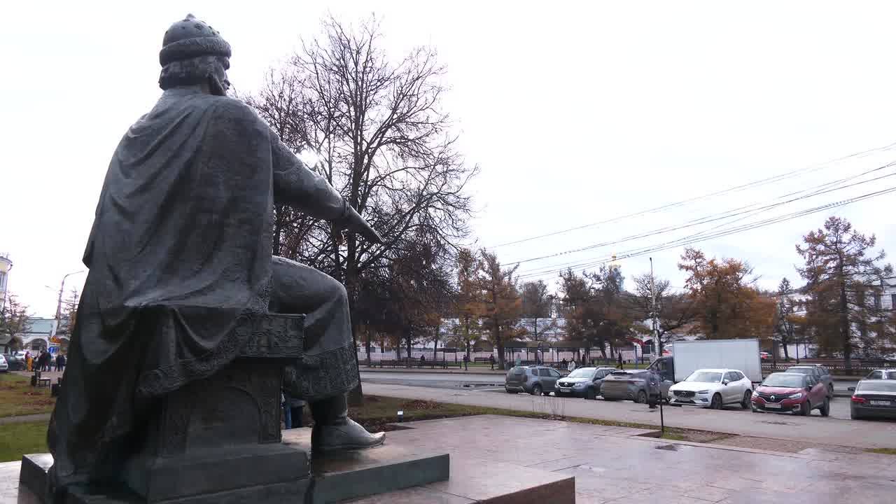 В центре Костромы возле памятника Юрию Долгорукому появилась официальная парковка