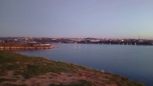 У моря осенью