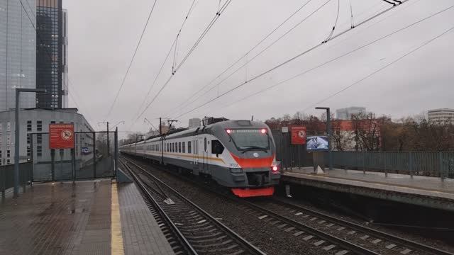 ЭП2Д-0047 очень неторопливо отправляется в направлении Волоколамска с Дмитровской