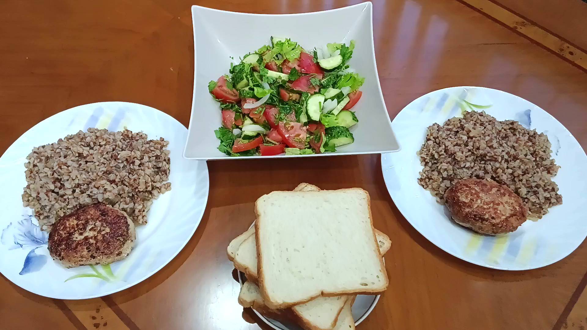 Рецепт вкусного ужина из доступных продуктов. Гречка с луком. Освежающий салат.