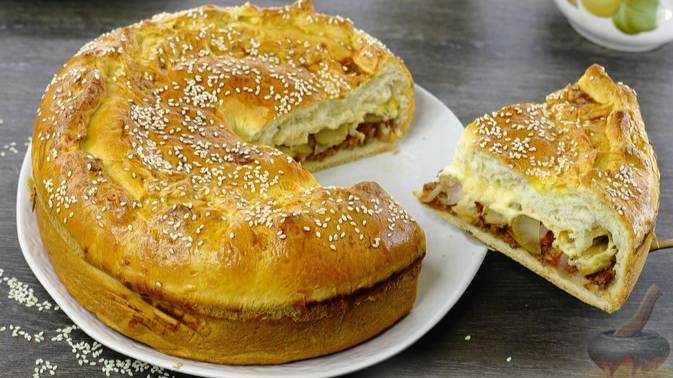 Уютный и праздничный. ПИРОГ С МЯСОМ, ОГУРЦАМИ И СЫРОМ