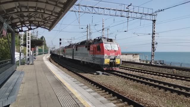 2ЭС4К-140 с поездом № 84 Адлер – Москва проследует станцию Мацеста