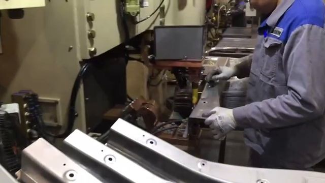 Приварка гаек к деталям кузова автомобиля с автоматической подачей гаек