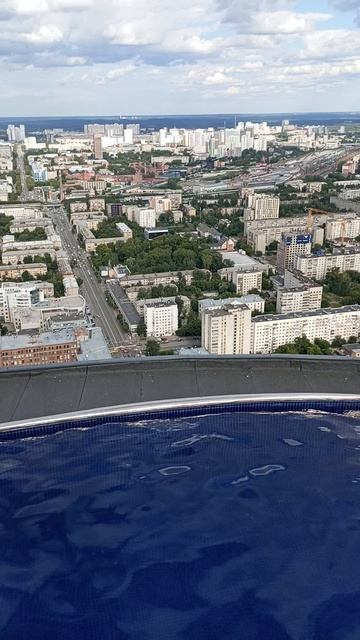 Я нашёл бассейн в небоскрёбе «Высоцкий» Infinity Sky Pool: Бассейн с видом на город.