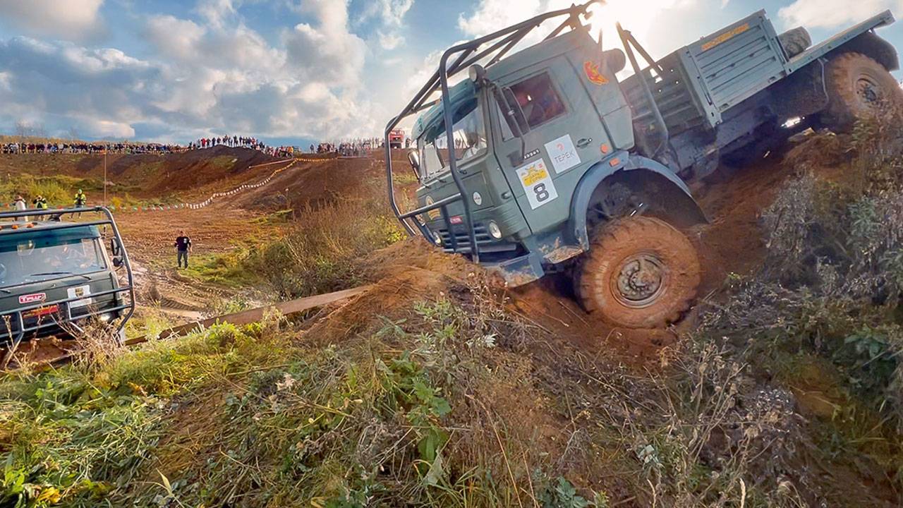 ПСИХИ на ГРУЗОВИКАХ. Камаз против Урал КТО? Царь горы на грузовиках