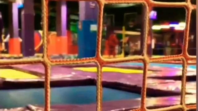 На батутах . On trampolines .