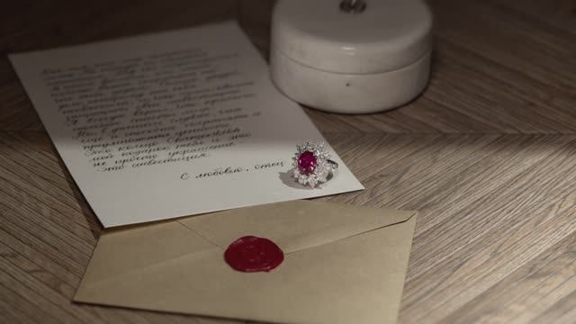 Ярко-алый цвет рубинов воплощает благородство и внутреннюю силу.