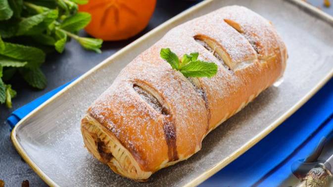 Трудно найти более сочную начинку для штруделя. СЛОЁНЫЙ ШТРУДЕЛЬ С ХУРМОЙ И ЯБЛОКОМ