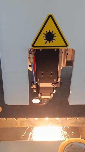 Резка металла на оптоволоконном лазерном станке XTC-1530HT/3000 Raycus