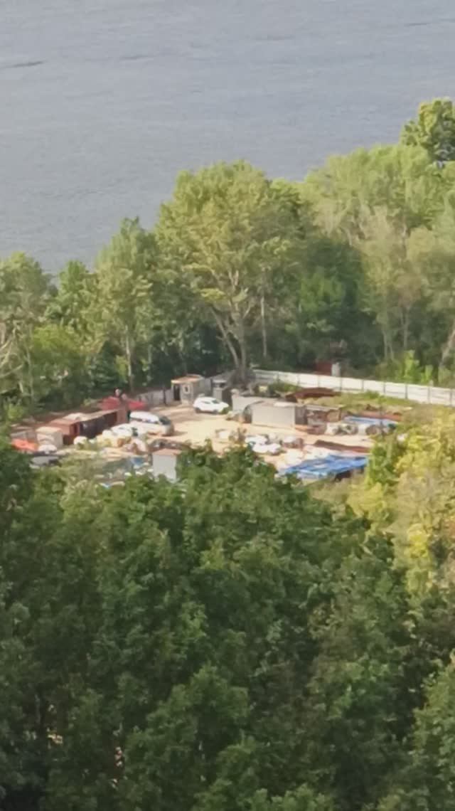 Хоздвор огороженный строительным забором спрятался на склоне правого берега Оки