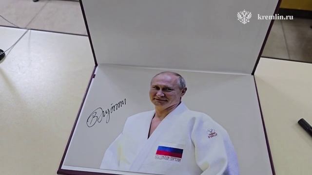 Автограф Президента для физкультурно-оздоровительный комплекса «Орбита» в Самаре, 6 ноября 2025 г.