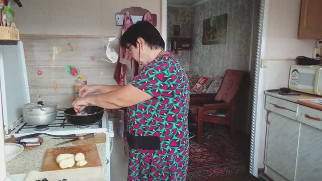 Жизнь в деревне: Готовлю, вкусно - Картошка с салом и луком. Еда любимая