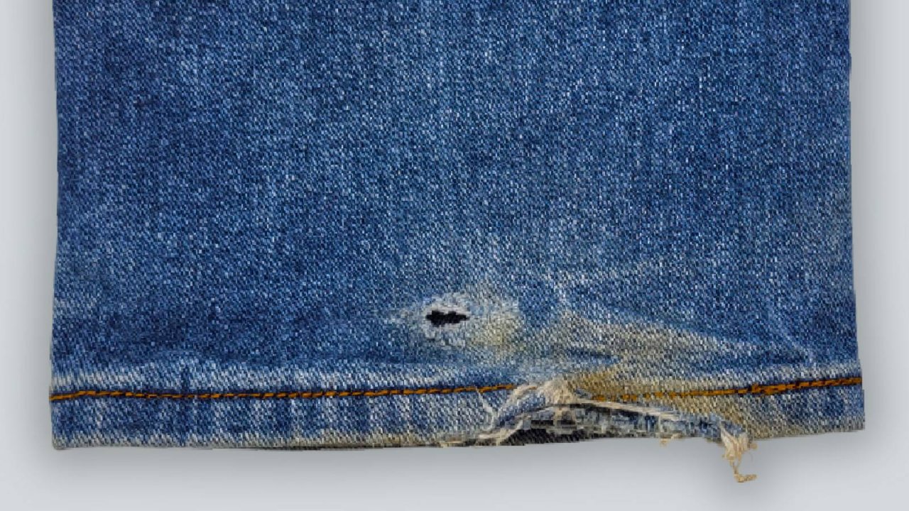 Почините джинсы за 2 минуты — портные ненавидят этот простой трюк!