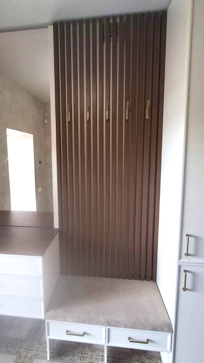 Ноеми - встроенная прихожая в классическом стиле, фасад МДФ в эмали, состоит из 3 секций на заказ