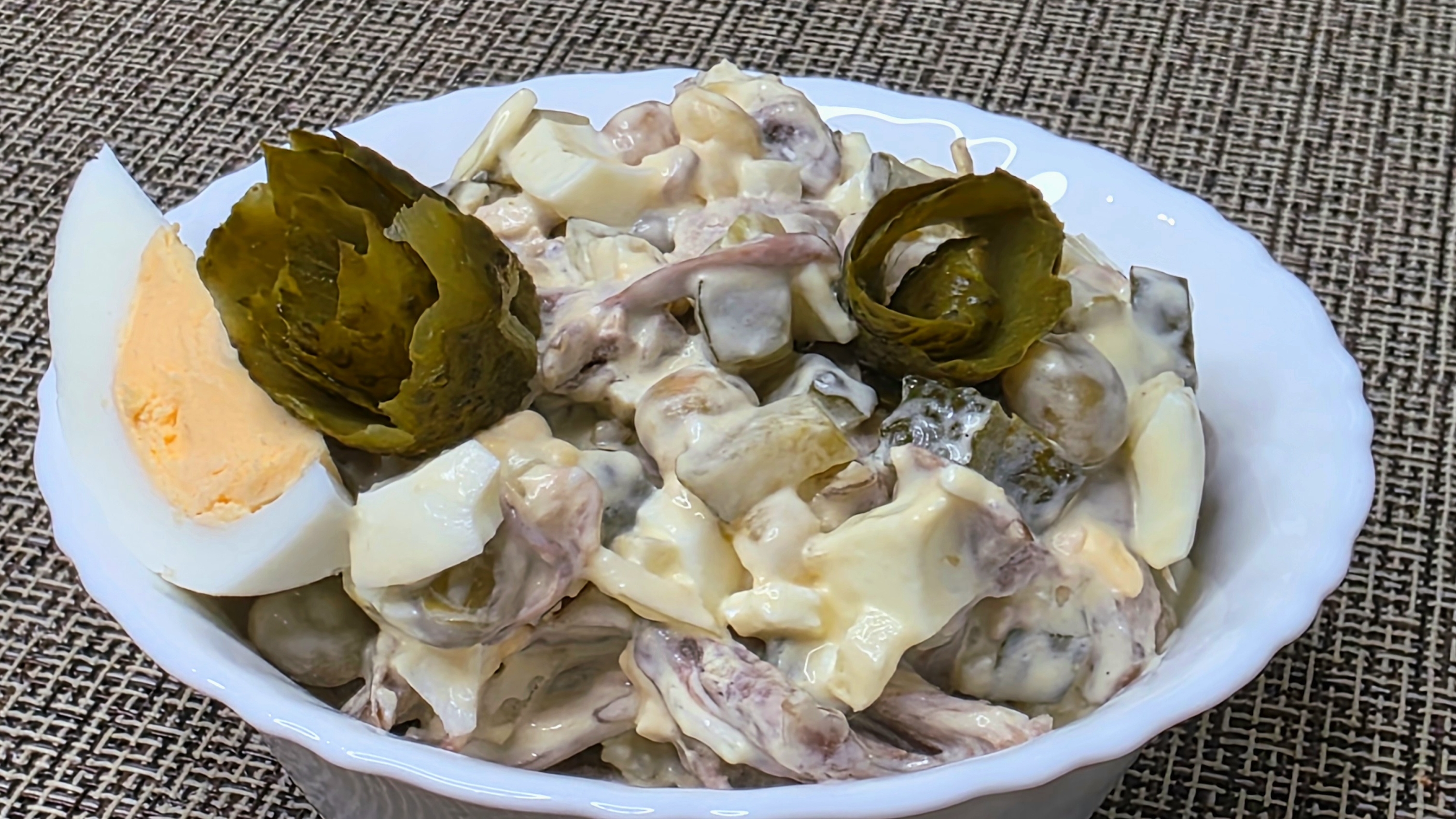 Салат с говядиной и маринованными огурцами.