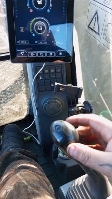 СКОЛЬКО СКОРОСТЕЙ У ГУСЕНИЧНОГО ЭКСКАВАТОРА С ПРАВОЙ КОРОБКОЙ???#вахта #север #работа #техника