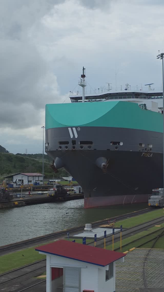 И конечно Панамский канал, сотни туристов, чтобы увидеть как судно проходит