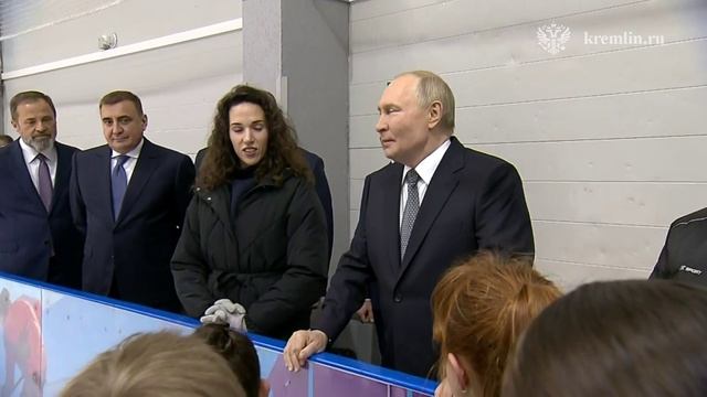 Владимир Путин побеседовал с спортсменами-фигуристами в ФОК "Орбита", Самара, 6 ноября 2025 года