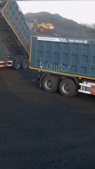 РАБОТА ФРОНТАЛЬНОГО  ПОГРУЗЧИКА НА СКЛАДЕ УГЛЯ #вахта #север #работа #погрузчики