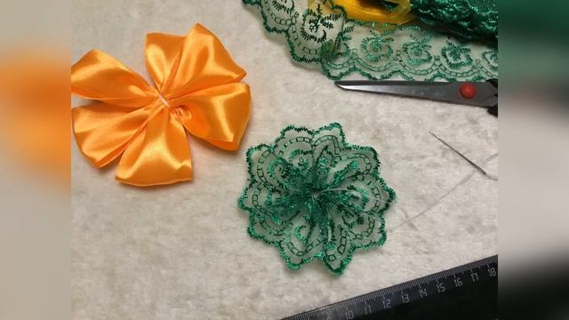 Яркий бант из разных лент