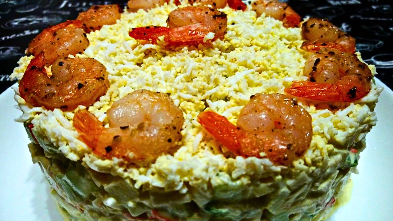 ПРАЗДНИЧНЫЙ САЛАТ С МЯСОМ КРИЛЯ / Очень вкусный салат из морепродуктов с авокадо, огурцом и яблоком