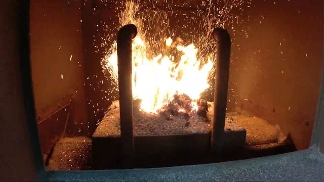 Как работает автоматический угольный котел. Завораживает))