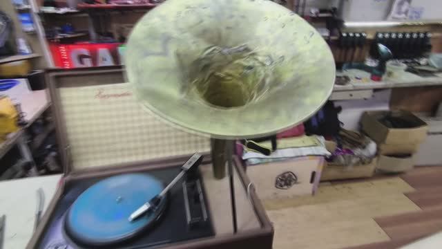 САМОДЕЛЬНЫЙ БЛЮТУЗ ПАТЕФОН ИЗ Г@ВНА И ПАЛОК, ПРОСТО ПО ПРИКОЛУ ТРУБА МП3 МОДУЛЬ ЧЕМОДАН ГОРНСМЕШНО