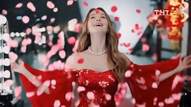 Красивая девушка в бальном китайском наряде удивила всех парней.