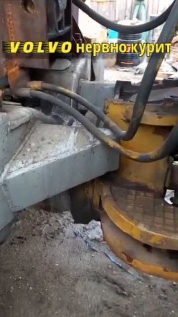 #shorts СОЧЛЕНЁННЫЙ К-700 VOLVO Нервно курит в сторонке #РоссияСтарательская