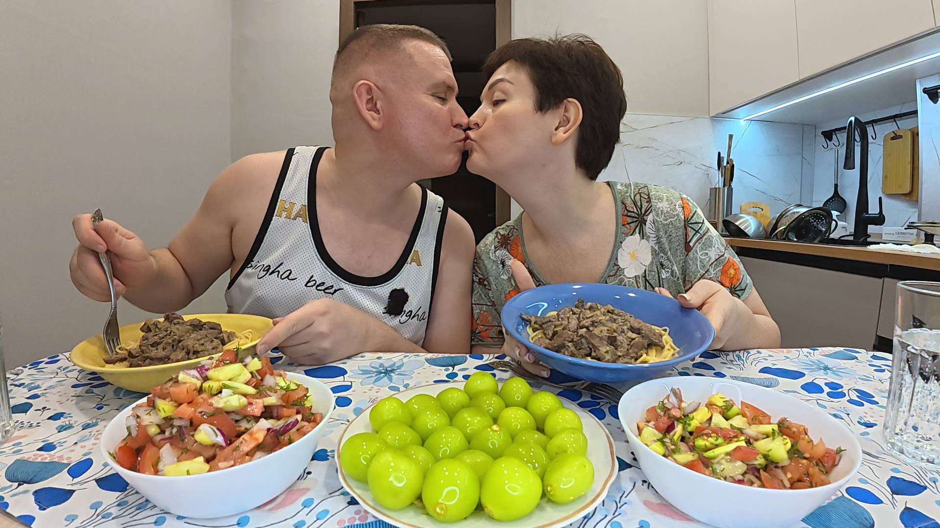 Мукбанг мы ЭКСПЕРТЫ в похудении) ОБЪЕДАЕМСЯ вкусной и ПОЛЕЗНОЙ домашней едой! Семейный ужин в России