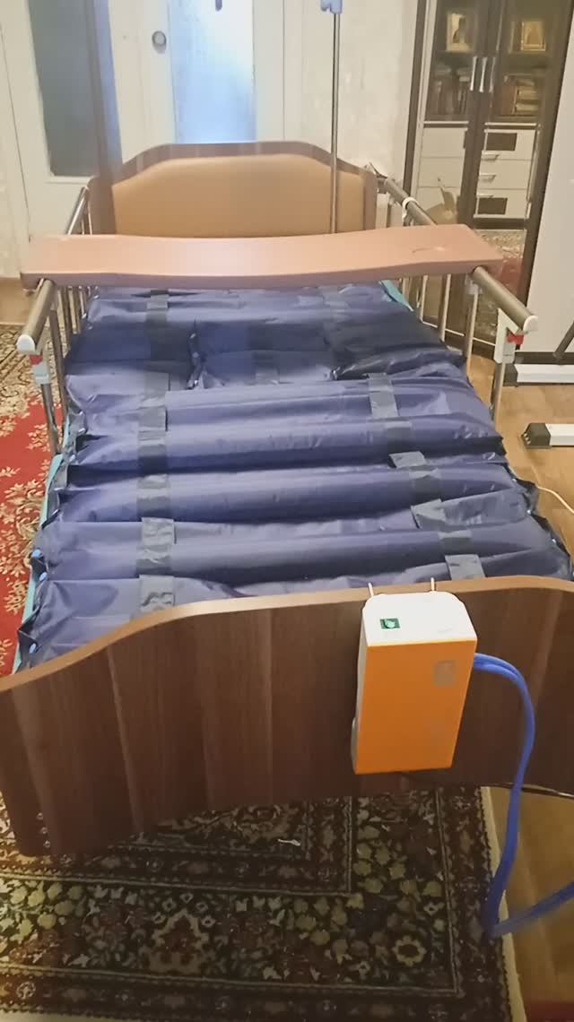 Медицинская кровать электрическая с туалетным устройстом МЕТ REALT, противопролежневый матрас