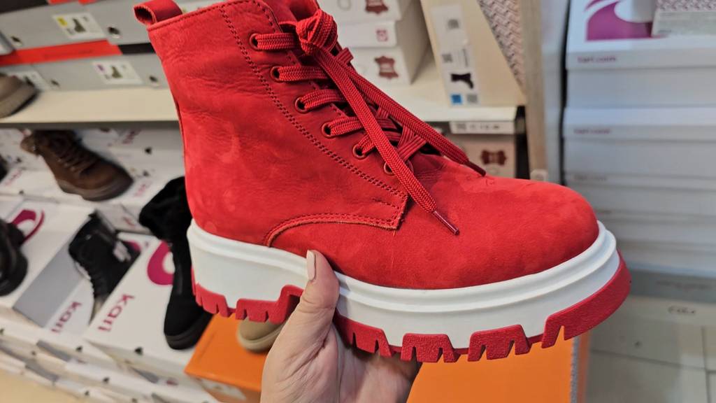 Магазин обуви Кари. Просто огромный ассортимент зимней обуви.Есть скидки и акции