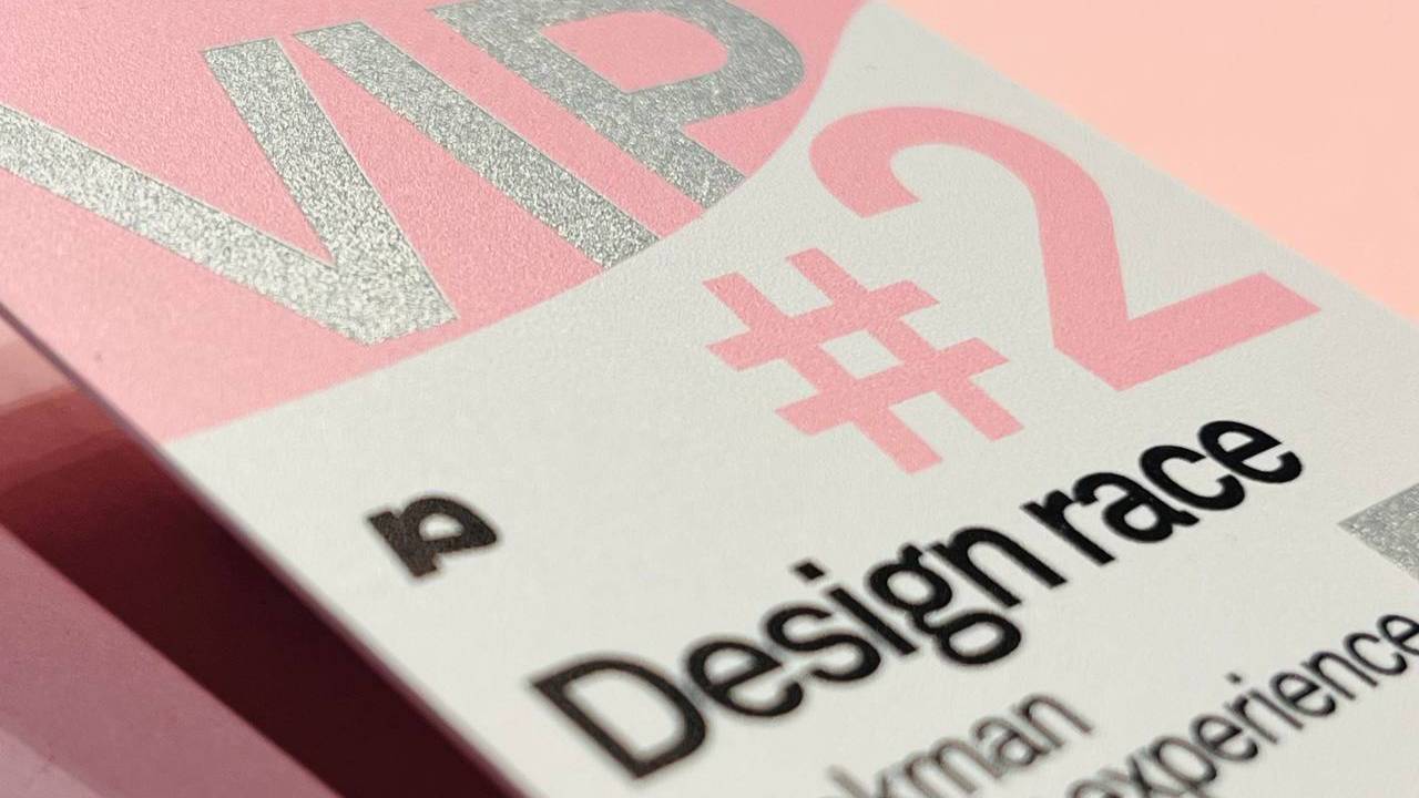 Пластиковый бейджик на серебряном пластике